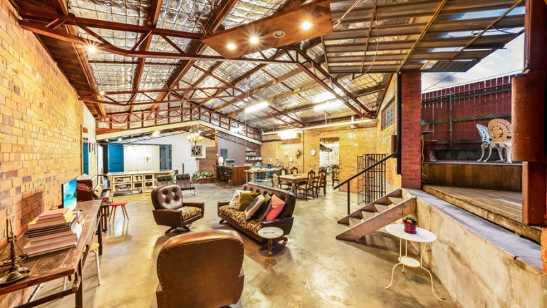 Dit pakhuis is 1,2 miljoen dollar waard en als je de binnenkant ziet ...