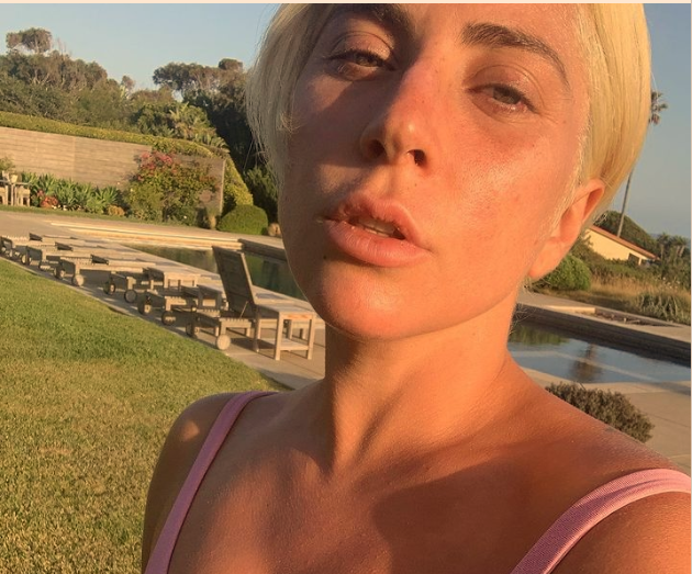 Recognize these celebs without makeup? - ReadBakery