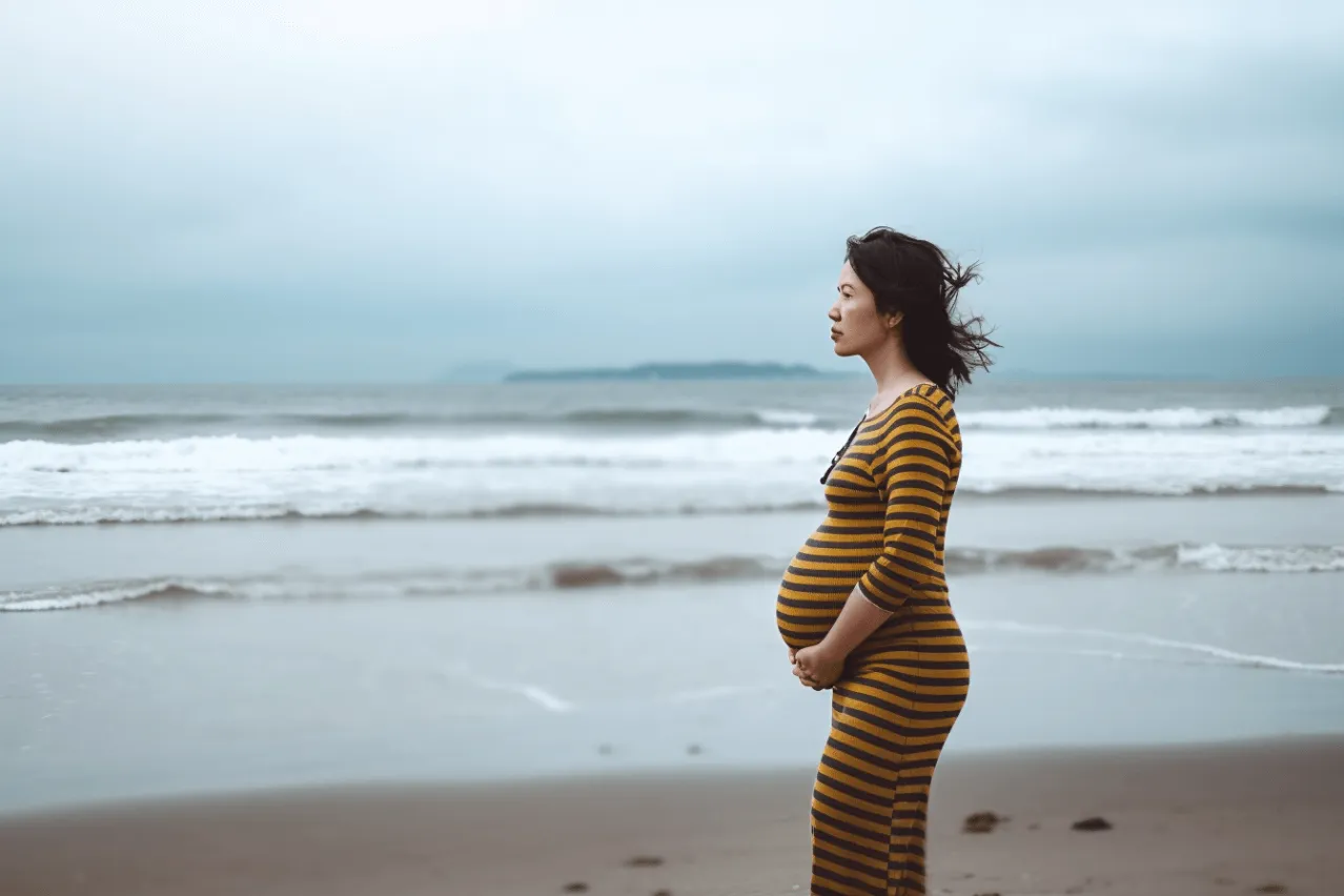 妊娠中の妻を撮影していた男性が、背景で驚くべきものを発見します - ReadBakery